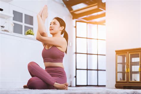 젊은 매력적인 웃는 여자 요가 연습 집에서 하프 로터스 운동에 앉아 건강한 삶의 개념과 신체와 정신 발달 사이의 자연스러운 균형 전체 길이 가냘픈에 대한 스톡 사진 및 기타