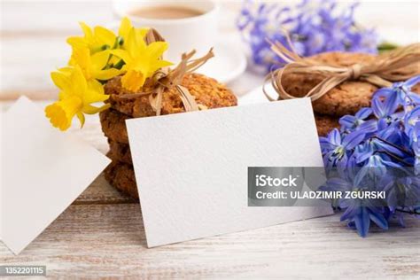 백서 명함 모형과 오트밀 쿠키와 봄 스노우 드롭 꽃 블루벨 수선화 흰색 나무 배경에 커피 한 잔 측면 보기 클로즈업 정물 아침 아침 봄 컨셉 0명에 대한 스톡 사진 및 기타