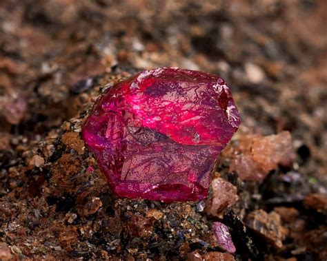 یاقوت های سرخ آفریقایی مهم‌ترین معادن موزامبیک، تانزانیا و کنیا سنگ