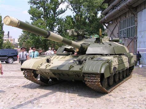 Танки. Основной цвет обоев: Ливерный