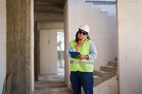 건설 현장에서 디지털 태블릿을 사용하는 여성 엔지니어 35 39세에 대한 스톡 사진 및 기타 이미지 35 39세 개발 건설 산업 Istock