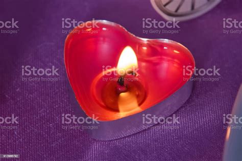 작은 마음으로 촛불 붉은 마음입니다 핑크 배경입니다 레드 심장 모양 발렌타인 개념 레코딩 Rcandles 개념에 대한 스톡 사진 및 기타 이미지 Istock