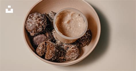 갈색과 흰색 액체가 있는 흰색 세라믹 머그잔을 들고 있는 사람 사진 Unsplash의 무료 마살라 이 마이즈 이미지