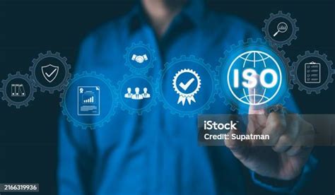 Iso 인증 개념 사업가는 Iso 인증 품질 보증 규정 준수 글로벌 표준 및 표준화를 위한 국제 조직을 상징하는 아이콘을 터치합니다 등급매기기에 대한 스톡 사진 및 기타