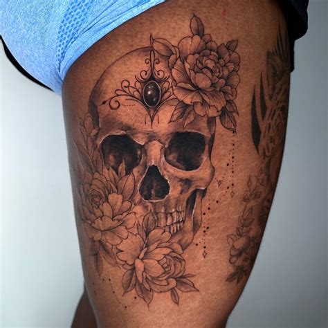 울산타투 아이덴타투 원하시는 느낌으로 해골과 꽃으로 허벅지에 작업하였습니다 긴시간 고생하셨습니다