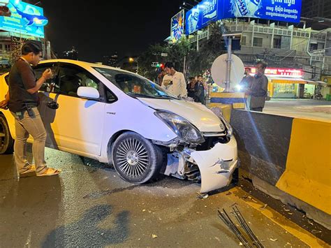 រថយន្តព្រូស ពន្លះរបាំងថ្មពុះចែកទ្រូងផ្លូវបាក់អស់០១កង់ ឯរថយន្តបង្កខ្ទេចពីមុខផ្នែកខាងឆ្វេង