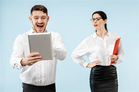 비즈니스 파트너십의 개념 스튜디오에 서 있는 젊은 감정적인 남자와 여자 2명에 대한 스톡 사진 및 기타 이미지 2명 감정