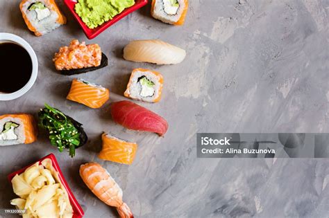 초밥 생강 간장 와사비를 콘크리트 회색 배경에 비워 서 전통적인 일본식 의 탑 뷰를 조롱 합니다 온라인 음식 배달 개념 초밥에 대한 스톡 사진 및 기타 이미지 Istock