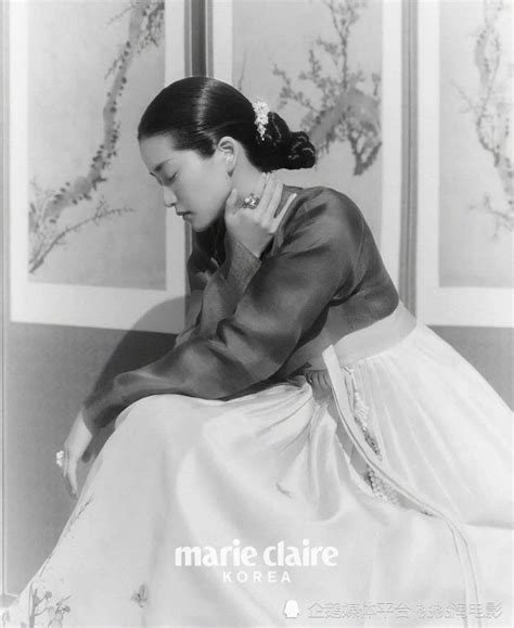 美翻金泰梨marie claire开年刊大片身着传统服饰唯美如画 腾讯新闻
