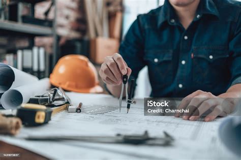 사무실 책상과 계산기 삼각형 눈금자 안전 안경 나침반 블루프린트의 버니어 캘리퍼에서 도면 검사 및 쓰기로 작업하는 엔지니어링 엔지니어 건축가 산업 및 공장 개념 35 39