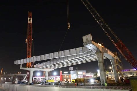 عملية رفع العوارض المعدنية بمشروع كوبرى السلام بمنطقة موقف العاشر ضمن