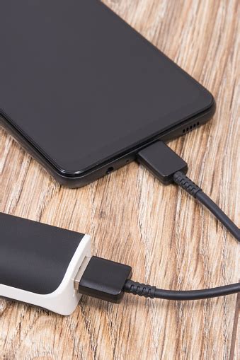 블랙 스마트폰의 빈 배터리를 충전하는 데 사용하는 외부 보조 배터리 Usb 케이블에 대한 스톡 사진 및 기타 이미지 Usb 케이블 검은색 무선 기술 Istock