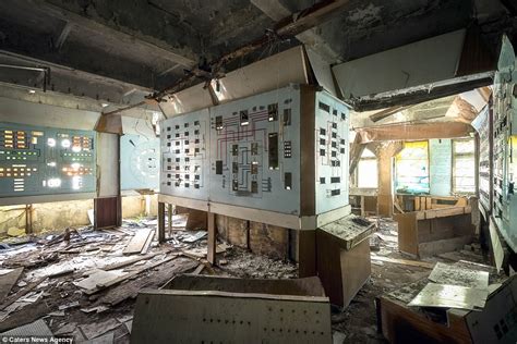 Eerie Pictures Capture Chernobyl Missile Detection System Daily Mail