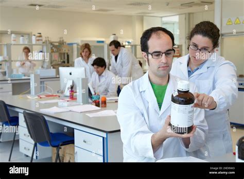 Preparing Solution Samples For Column Chromatography Synthesis Lab Research Laboratory