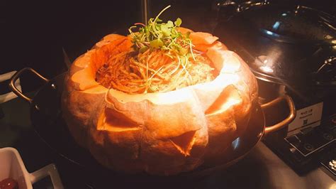 Happy Halloween 🎃 단 호박 속 할로윈 스페셜 파스타 프랑켄슈타인 키위 지렁이 컵케익과 이빨 모양 카프레제를 생맥주 무제한과 즐겨보세요 🍻 ️가격