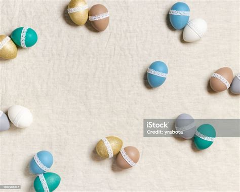 파스텔 색의 염색 부활절 달걀에서 플랫 레이 장식 된 흰색 테이프 레이스 카드 또는 해피 부활절 축하를위한 배경 집 테이블에 염색 치킨 달걀 라이프 스타일 미적 사진 4월에
