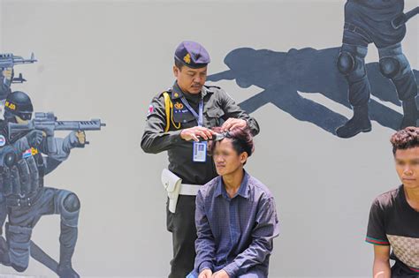 អាវុធហត្ថ ឃាត់ខ្លួន ក្មេង ទំនើង ក្រុម P T ដែល ដេញ វាយ ក្មេង លក់ សណ្តែកដី នៅ កោះ ពេជ្រ Koh