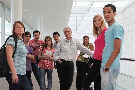 学生和教师群体站在走廊上高清图片下载 正版图片320913601 摄图网