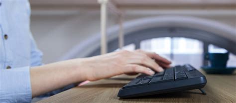 מציאון ועודפים מקלדת Bluetooth אלחוטית ומעמד Logitech Multi Device K375s צבע Ksp