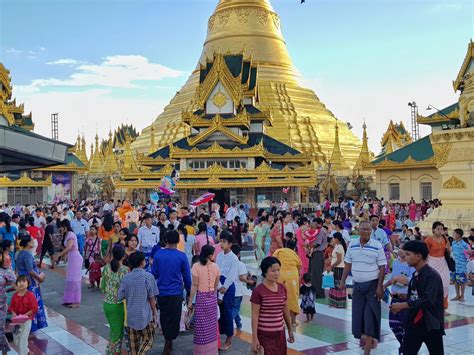 သထုံမြို့ရှိ သမိုင်းဝင်ရွှေစာရံစေတီတော်မြတ်ကြီးတွင် တန်ဆောင်မုန်းလပြည့်နေ့၌ ဘုရားဖူးပြည်သူများဖ