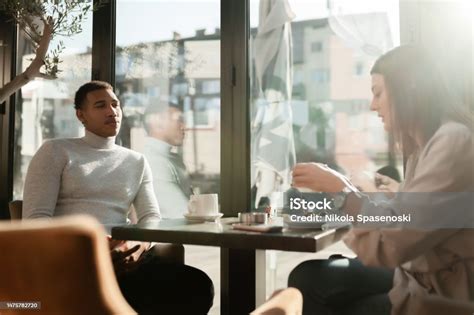 웃고 차를 마시는 레스토랑에서 친구 직장 이후에 또는 카페 바에서 커피 를 마시며 회의를 하는 비즈니스 동료 20 24세에 대한 스톡 사진 및 기타 이미지 Istock