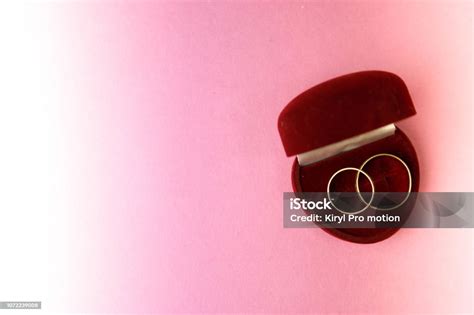 2 개의 교전을 위한 아름 다운 붉은 축제 선물 상자 벨벳 귀중 한 금 결혼 반지 라운드 소중한 더미 반지 개념 결혼을 제안 결혼식 포용 결혼식에 대한 스톡 사진 및 기타