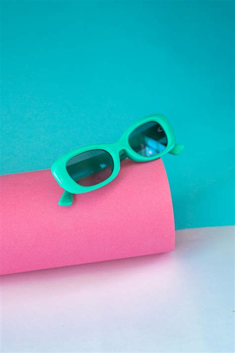 가벼운 놀이 광학 액세서리 그래픽 디자인 기하학적 모양 눈 보호 눈길을 끄는 다채로운 대담한 색상 동적 구성 동적 대비 렌즈 반사 미니멀리스트 밝은