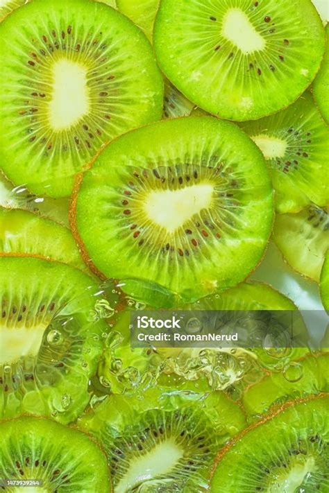 흰색 배경에 육즙이 많은 키위 과일의 신선한 조각을 닫습니다 흰색 배경에 탄산수에 키위 과일 조각 근접 촬영 세로 이미지 0명에 대한 스톡 사진 및 기타 이미지 Istock