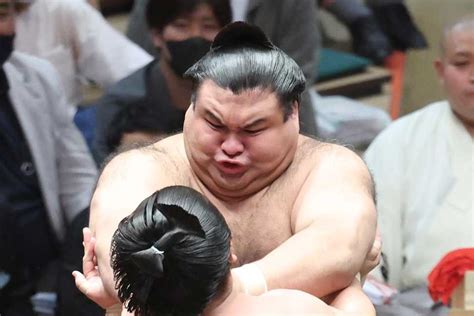 高安が優勝戦線に踏みとどまる 力水を受けようとした瞬間にはニュース速報のテロップが！／秋場所（12ページ） サンスポ
