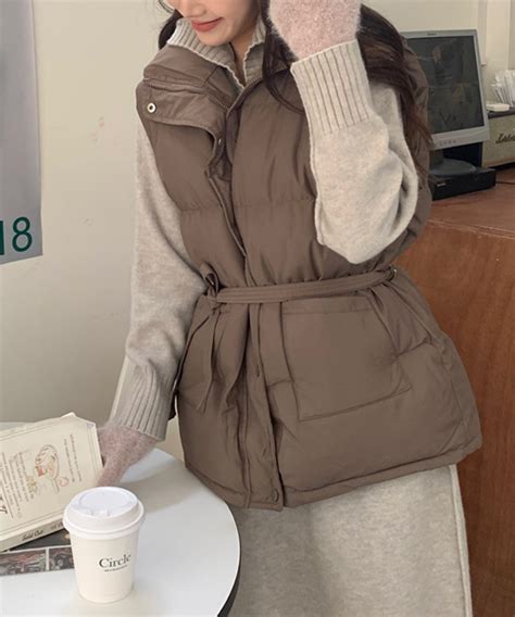 하이넥 이중여밈 허리끈 솔리드 루즈핏 포켓 패딩 조끼 다운 베스트 단색 무지 겨울 레이어드 보온템 필수템 캐주얼 편한 데일리 일상룩 이지룩 도톰한
