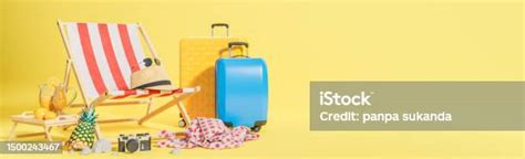 노란색과 파란색 여행 가방에는 해변 의자와 여행 액세서리가 있습니다 여름 여행 개념 3d 모델 및 그림 모래에 대한 스톡 사진 및 기타 이미지 Istock