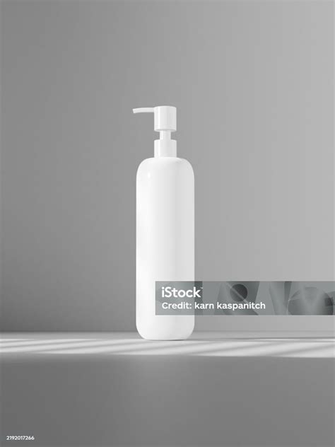 캡슐 모양 펌프 병 모형 원통형 로션 디스펜서 병 우아한 플라스틱 바디 워시 포장 깨끗한 배경 로션 용기 액체 디스펜서 액체 제품 용기에 서 있습니다 0명에 대한 스톡 사진