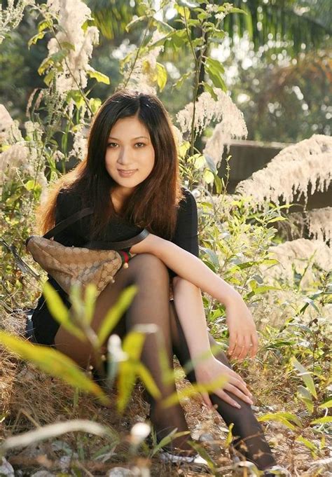 傍晚下金色陽光灑在長發飄飄的靚麗美女頭髮上很美 每日頭條