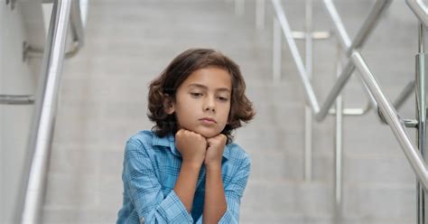 슬픔 기분 하늘색 Rtsbashka와 회색 바지를 입은 슬픈 소년이 도시 계단에 앉아 책을 손에 얹고 있습니다 사진 Unsplash의 도시 이미지