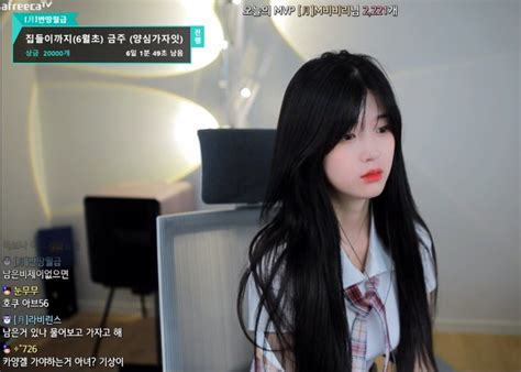 교복 착용한 문월 미모 폭발