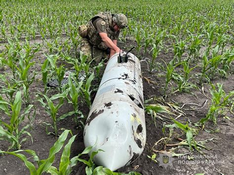 На Сумщині виявили у полі ракету яка не вибухнула фото Trueua