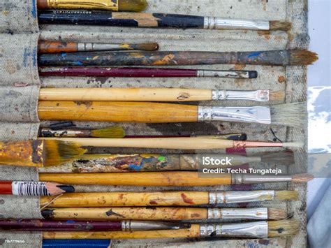 아티스트 페인트 브러시 세트입니다 칼리코 페인트 브러시 홀더에 많은 아티스트 도구의 플랫 레이 개념에 대한 스톡 사진 및 기타 이미지 Istock