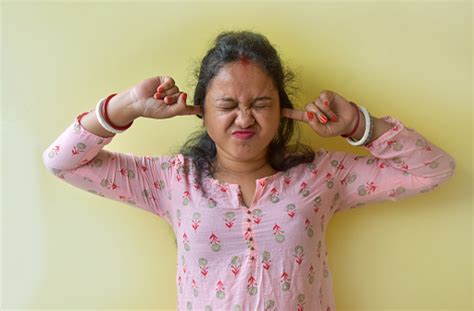 화가 난 젊은 인도 여성은 시끄러운 소리를 피하기 위해 귀를 막고 짜증나는 표정을 지었다 부정적인 인간의 감정과 반응 소음에 대한 스톡 사진 및 기타 이미지 Istock