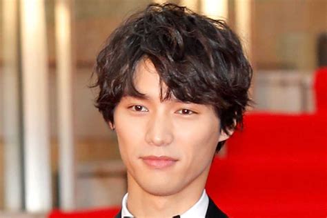 福士蒼汰、自宅での顔ドアップ写真公開でファン歓喜「イケメンすぎて泣いた」「薄っすらお髭」 Encount