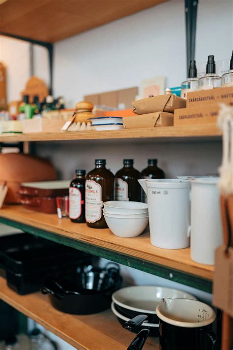 가벼운 놀이 가정 용품 가정 조직 가정용품 개인 보관함 개체 사진 개체 초점 그림자 그림자 패턴 기능의 기하학 깨끗한 라인 깨끗한 표면 나무 옷걸이