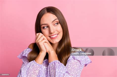 사진 까다롭고 까다로운 십대 아가씨 옷을 입은 캐주얼 바이올렛 옷 손 뺨 빈 공간 고립 된 파스텔 핑크 컬러 배경 미소에 대한 스톡 사진 및 기타 이미지 Istock