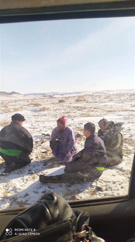 Сумын ИТХ ын дарга Засаг дарга МЭҮТ багийн эмчийн бүрэлдэхүүнтэй баг хөдөөгийн багт ажиллаж