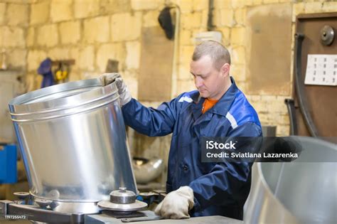 환기 파이프의 제조 공장 공장에서 일하는 직원이 금속 파이프를 환기시고 있습니다 아연 도금에 대한 스톡 사진 및 기타 이미지 아연 도금 알루미늄 공장 산업 건물
