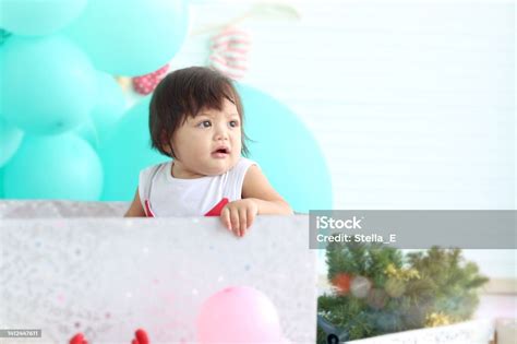 빨간 의상을 입은 사랑스러운 아기 소녀 아이 큰 선물 선물 상자에 아름다운 어린 아이 행복한 축하 메리 크리스마스와 새해 복 많이 받으세요 12월에 대한 스톡 사진 및 기타