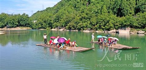 浙江仙居：竹筏漂流觅清凉 人民图片网