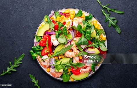 검은 테이블 배경에 달콤한 옥수수 아보카도 방울 토마토 양고기 양상추 붉은 양파를 곁들인 맛있는 새우 샐러드 상위 뷰 건강한 생활방식에 대한 스톡 사진 및 기타 이미지
