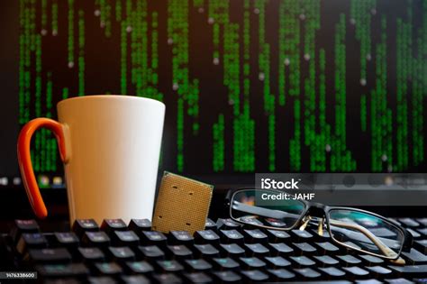 업무용 책상 커피 컵 접시에 마이크로프로세서가 있습니다 프로그래밍 텍스트 Cmd 키보드 및 수면 안경 프로그래밍 개념 및 컴퓨터 과학이 있는 컴퓨터 화면 0명에 대한 스톡