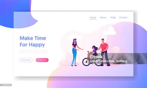 야외 활동 웹 사이트 방문 페이지를 갖는 행복한 가족 도시 공원에서 자전거를 타고 아이를 가르치는 부모 어머니 아버지와 딸 주말