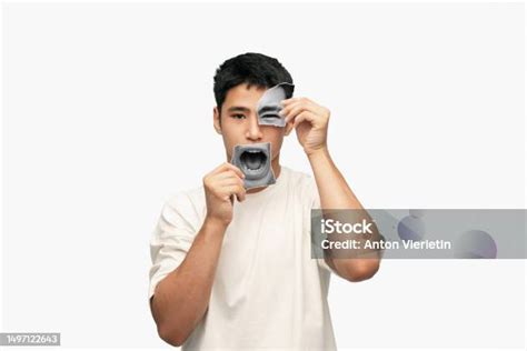 분노와 짜증을 표현하는 사진 얼굴 부분을 들고 있는 차분한 얼굴을 가진 젊은 아시아 남자 창의적인 콜라주 18 19세에 대한 스톡 사진 및 기타 이미지 Istock