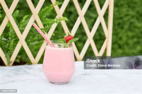 딸기 바나나 밀크 셰이크 또는 딸기와 민트 잎으로 장식 된 스무디 상쾌한 여름 청량 음료 건강 식품 개념 0명에 대한 스톡 사진